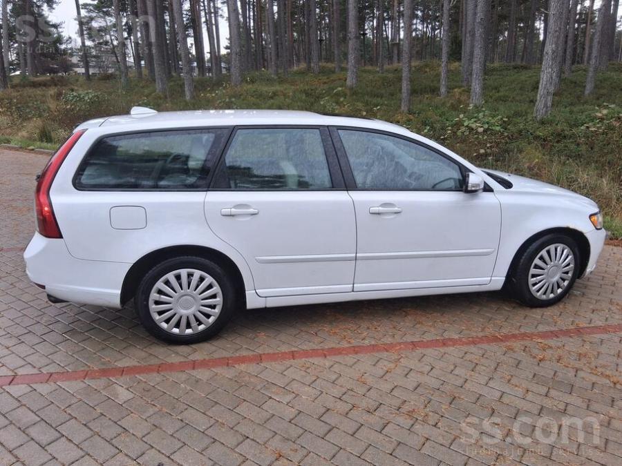 White Volvo V50 2007 in Talsi, with an engine capacity of 2.40 L and mileage of 343 thousand km for 2200 €, photo 5 on AUTOMOTO.COM.LV