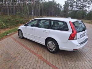 White Volvo V50 2007 in Talsi, with an engine capacity of 2.40 L and mileage of 343 thousand km for 2200 €, photo 6 on AUTOMOTO.COM.LV