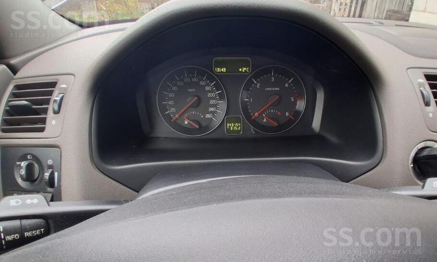 White Volvo V50 2007 in Talsi, with an engine capacity of 2.40 L and mileage of 343 thousand km for 2200 €, photo 8 on AUTOMOTO.COM.LV