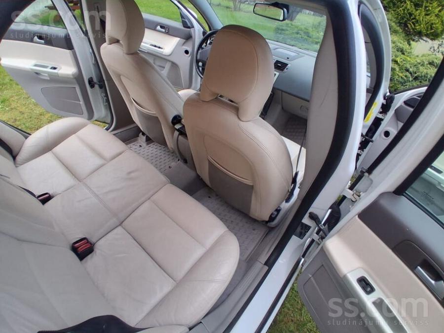 White Volvo V50 2007 in Talsi, with an engine capacity of 2.40 L and mileage of 343 thousand km for 2200 €, photo 11 on AUTOMOTO.COM.LV