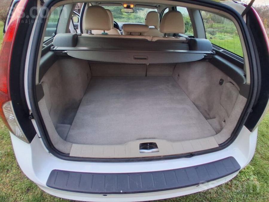 White Volvo V50 2007 in Talsi, with an engine capacity of 2.40 L and mileage of 343 thousand km for 2200 €, photo 14 on AUTOMOTO.COM.LV