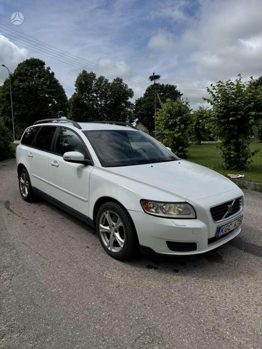White Volvo V50 2007 in Raseiniai, with an engine capacity of 2.00 L and mileage of 435 thousand km for 1400 €, photo 1 on AUTOMOTO.COM.LV