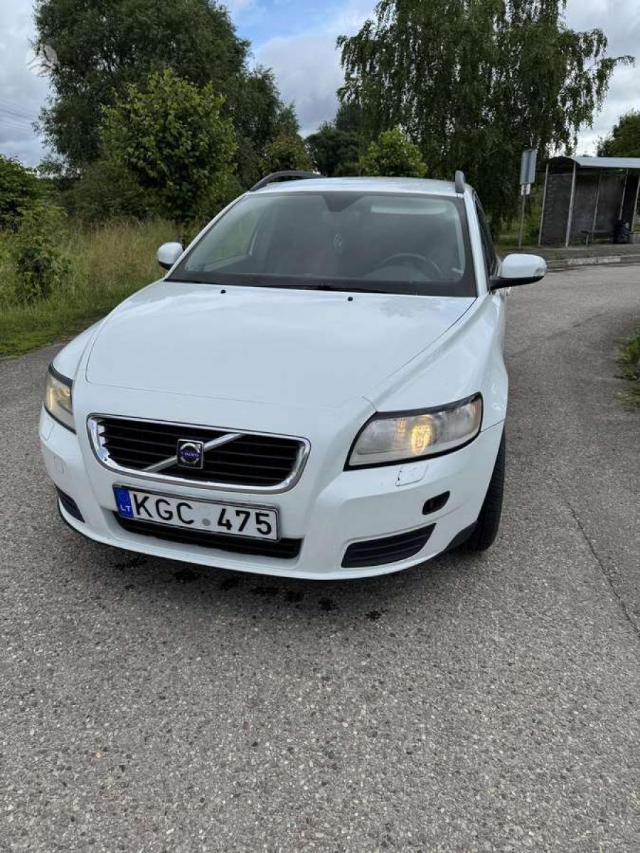 White Volvo V50 2007 in Raseiniai, with an engine capacity of 2.00 L and mileage of 435 thousand km for 1400 €, photo 3 on AUTOMOTO.COM.LV
