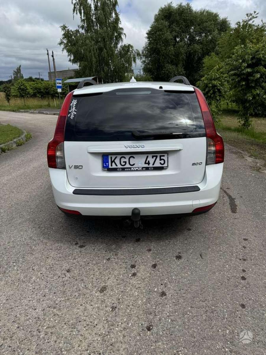 White Volvo V50 2007 in Raseiniai, with an engine capacity of 2.00 L and mileage of 435 thousand km for 1400 €, photo 4 on AUTOMOTO.COM.LV