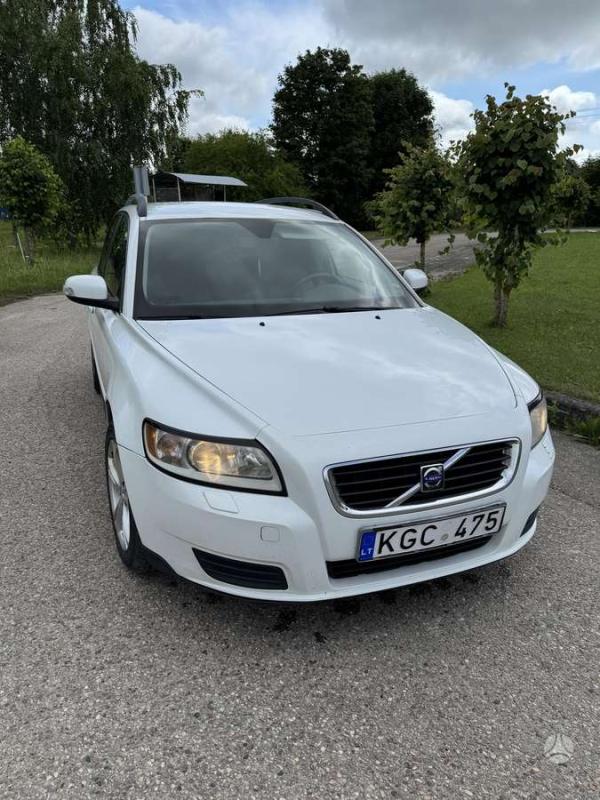White Volvo V50 2007 in Raseiniai, with an engine capacity of 2.00 L and mileage of 435 thousand km for 1400 €, photo 4 on AUTOMOTO.COM.LV