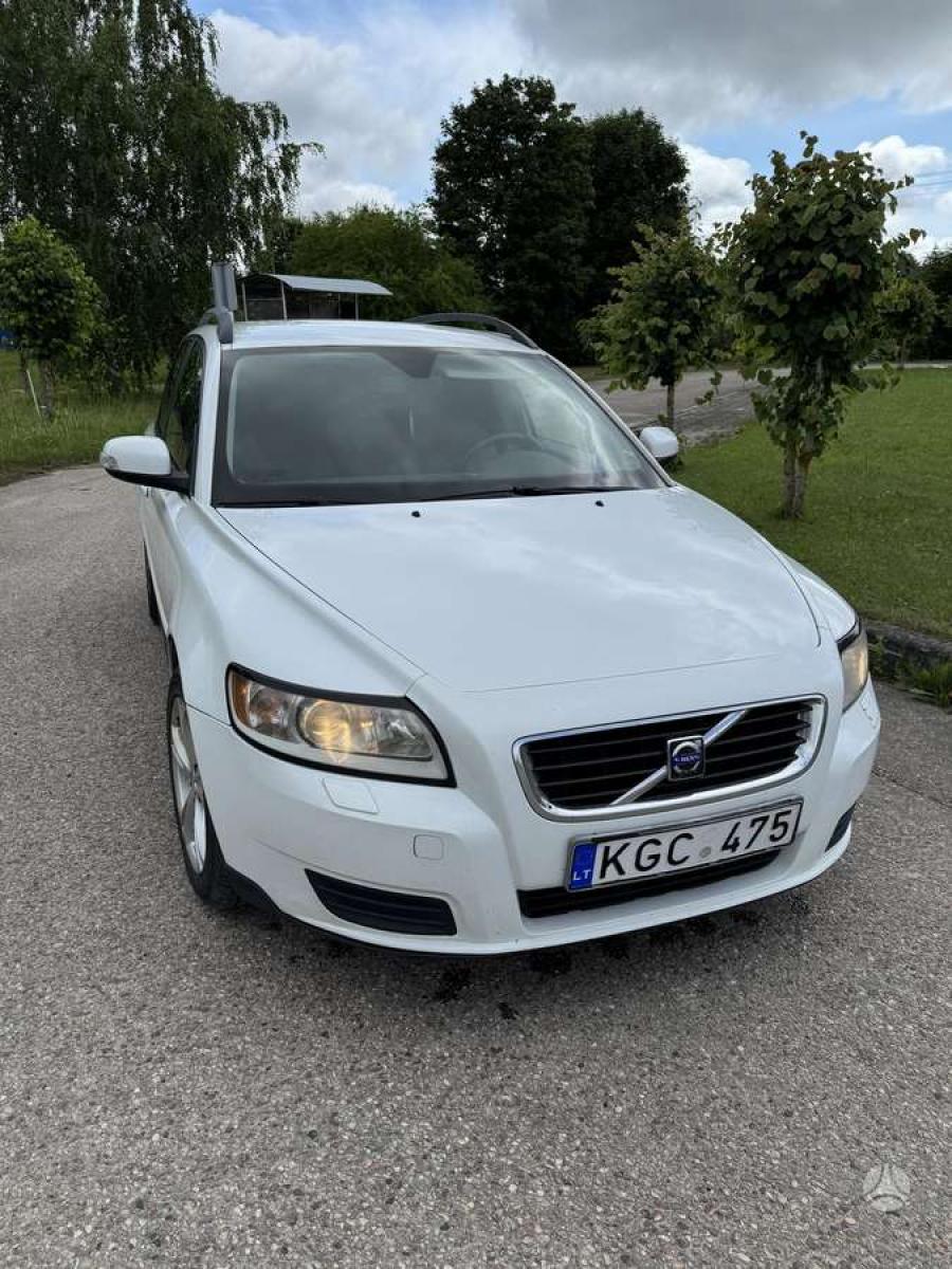 White Volvo V50 2007 in Raseiniai, with an engine capacity of 2.00 L and mileage of 435 thousand km for 1400 €, photo 5 on AUTOMOTO.COM.LV