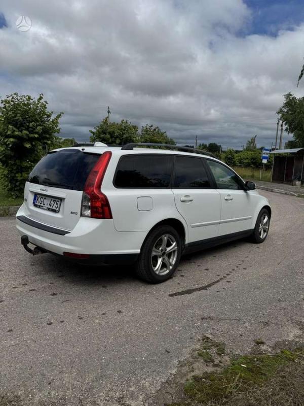 White Volvo V50 2007 in Raseiniai, with an engine capacity of 2.00 L and mileage of 435 thousand km for 1400 €, photo 5 on AUTOMOTO.COM.LV