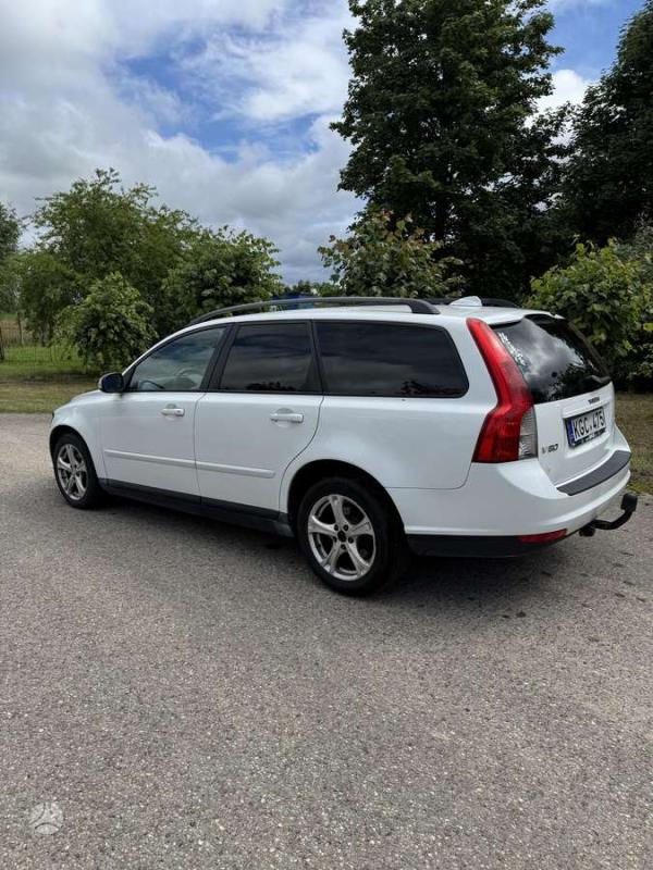 White Volvo V50 2007 in Raseiniai, with an engine capacity of 2.00 L and mileage of 435 thousand km for 1400 €, photo 6 on AUTOMOTO.COM.LV