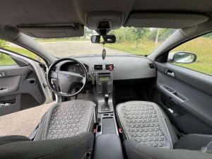 White Volvo V50 2007 in Raseiniai, with an engine capacity of 2.00 L and mileage of 435 thousand km for 1400 €, photo 8 on AUTOMOTO.COM.LV