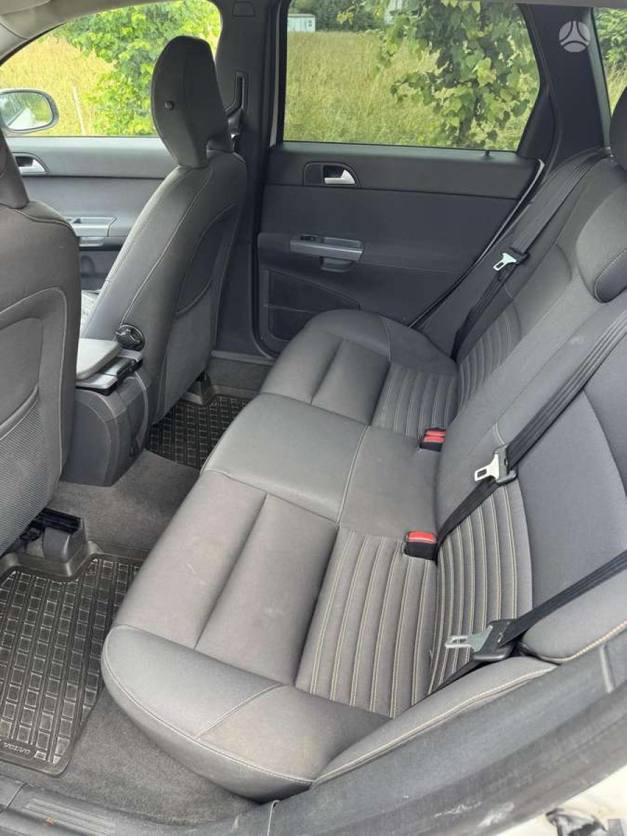 White Volvo V50 2007 in Raseiniai, with an engine capacity of 2.00 L and mileage of 435 thousand km for 1400 €, photo 9 on AUTOMOTO.COM.LV