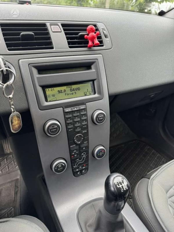 White Volvo V50 2007 in Raseiniai, with an engine capacity of 2.00 L and mileage of 435 thousand km for 1400 €, photo 10 on AUTOMOTO.COM.LV