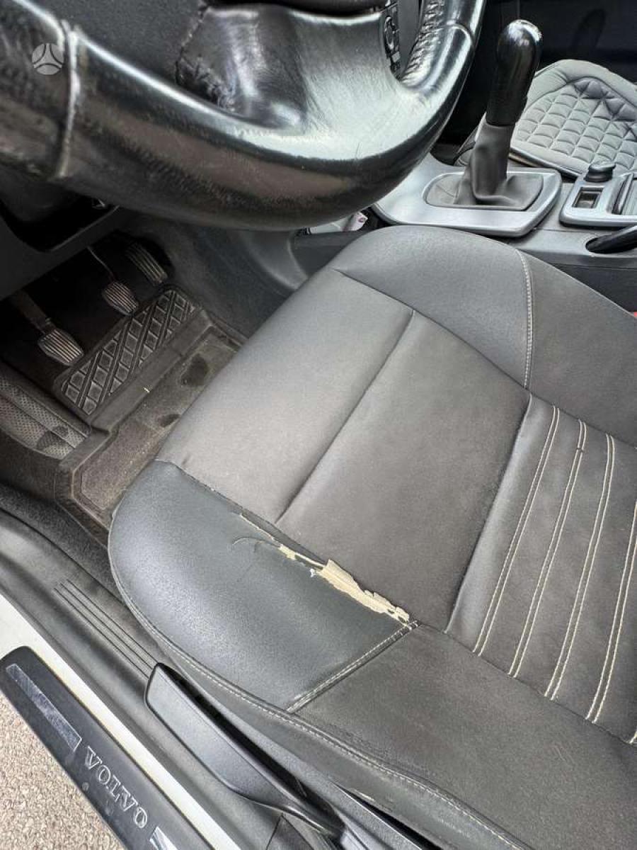 White Volvo V50 2007 in Raseiniai, with an engine capacity of 2.00 L and mileage of 435 thousand km for 1400 €, photo 12 on AUTOMOTO.COM.LV