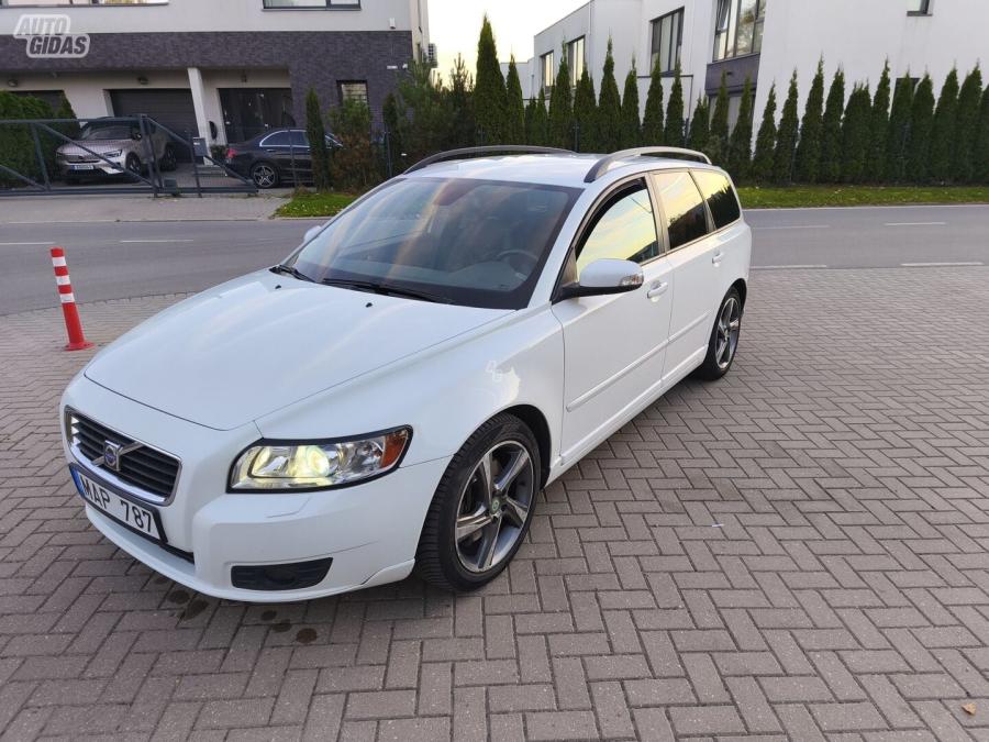 Balts Volvo V50 2007 Kauņa, ar dzinēja tilpumu 2.40 L un nobraukumu 351 tūkst. km par 1600 €, foto 1 vietnē AUTOMOTO.COM.LV