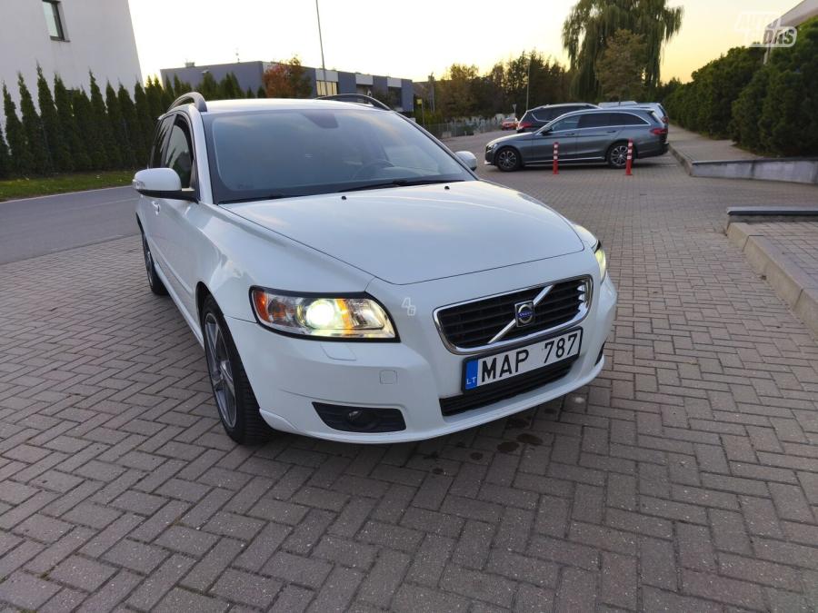 Balts Volvo V50 2007 Kauņa, ar dzinēja tilpumu 2.40 L un nobraukumu 351 tūkst. km par 1600 €, foto 3 vietnē AUTOMOTO.COM.LV