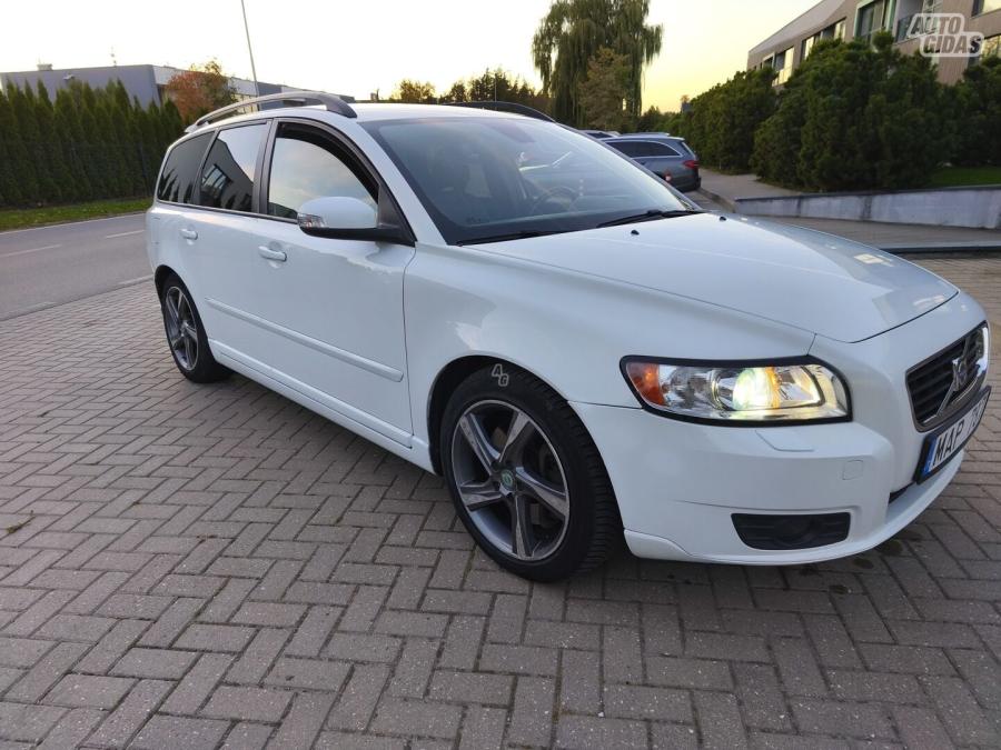 Balts Volvo V50 2007 Kauņa, ar dzinēja tilpumu 2.40 L un nobraukumu 351 tūkst. km par 1600 €, foto 4 vietnē AUTOMOTO.COM.LV