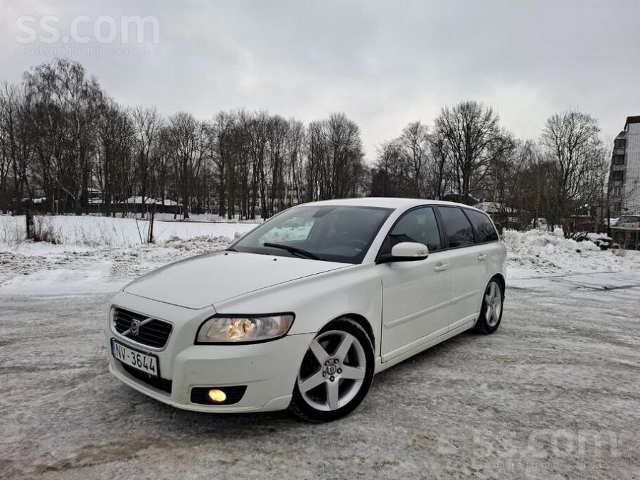 White Volvo V50 2008 in Riga, with an engine capacity of 2.00 L and mileage of 476 thousand km for 1580 €, photo 1 on AUTOMOTO.COM.LV