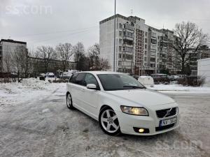 White Volvo V50 2008 in Riga, with an engine capacity of 2.00 L and mileage of 476 thousand km for 1580 €, photo 2 on AUTOMOTO.COM.LV