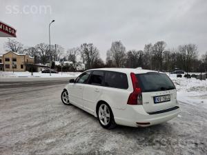 White Volvo V50 2008 in Riga, with an engine capacity of 2.00 L and mileage of 476 thousand km for 1580 €, photo 3 on AUTOMOTO.COM.LV