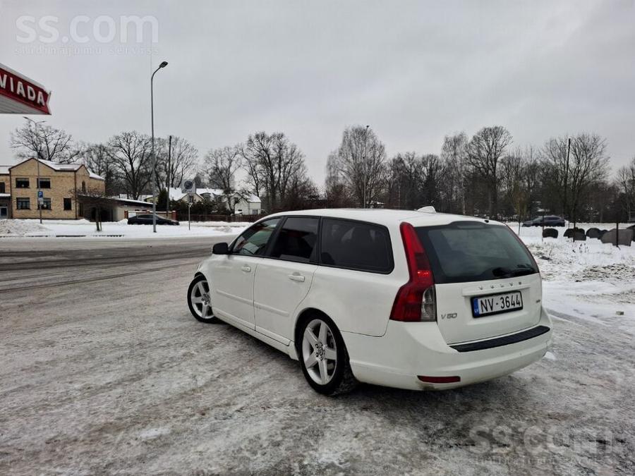 White Volvo V50 2008 in Riga, with an engine capacity of 2.00 L and mileage of 476 thousand km for 1580 €, photo 3 on AUTOMOTO.COM.LV
