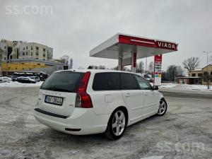 White Volvo V50 2008 in Riga, with an engine capacity of 2.00 L and mileage of 476 thousand km for 1580 €, photo 4 on AUTOMOTO.COM.LV