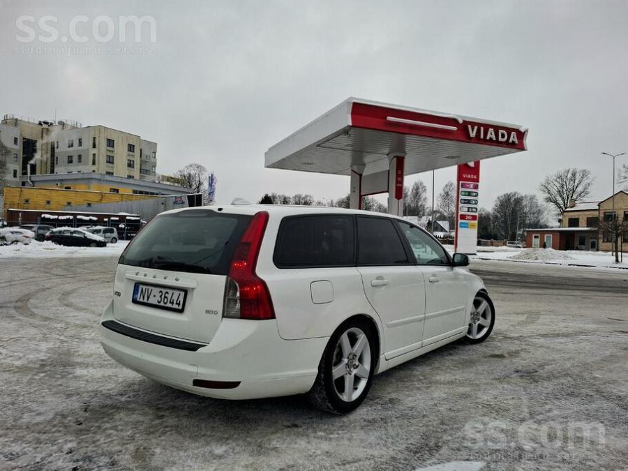 White Volvo V50 2008 in Riga, with an engine capacity of 2.00 L and mileage of 476 thousand km for 1580 €, photo 4 on AUTOMOTO.COM.LV