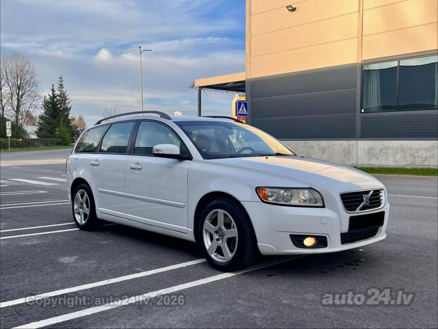 White Volvo V50 2008 in Tartu, with an engine capacity of 2.40 L and mileage of 335 thousand km for 2900 €, photo 1 on AUTOMOTO.COM.LV