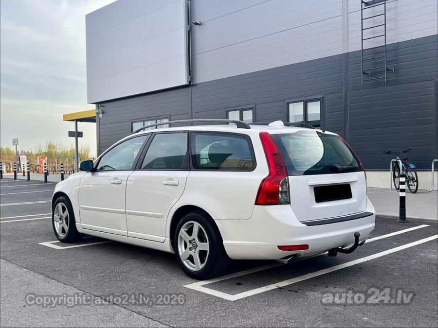 White Volvo V50 2008 in Tartu, with an engine capacity of 2.40 L and mileage of 335 thousand km for 2900 €, photo 5 on AUTOMOTO.COM.LV