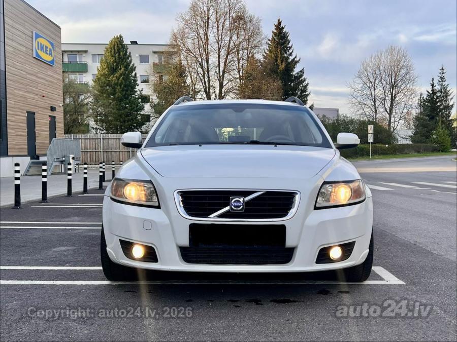 White Volvo V50 2008 in Tartu, with an engine capacity of 2.40 L and mileage of 335 thousand km for 2900 €, photo 6 on AUTOMOTO.COM.LV
