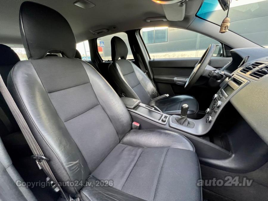 White Volvo V50 2008 in Tartu, with an engine capacity of 2.40 L and mileage of 335 thousand km for 2900 €, photo 11 on AUTOMOTO.COM.LV