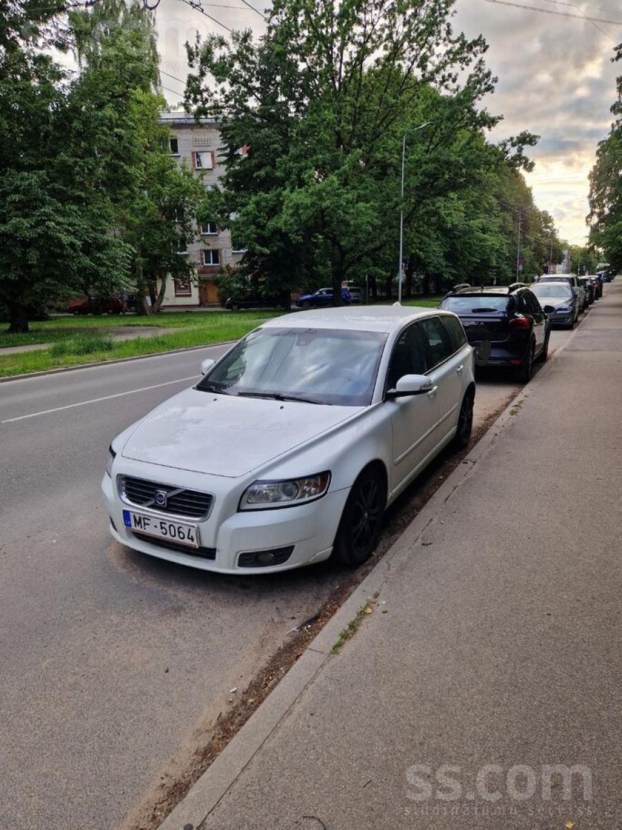 White Volvo V50 2008 in Riga, with an engine capacity of 2.00 L and mileage of 286 thousand km for 3500 €, photo 1 on AUTOMOTO.COM.LV