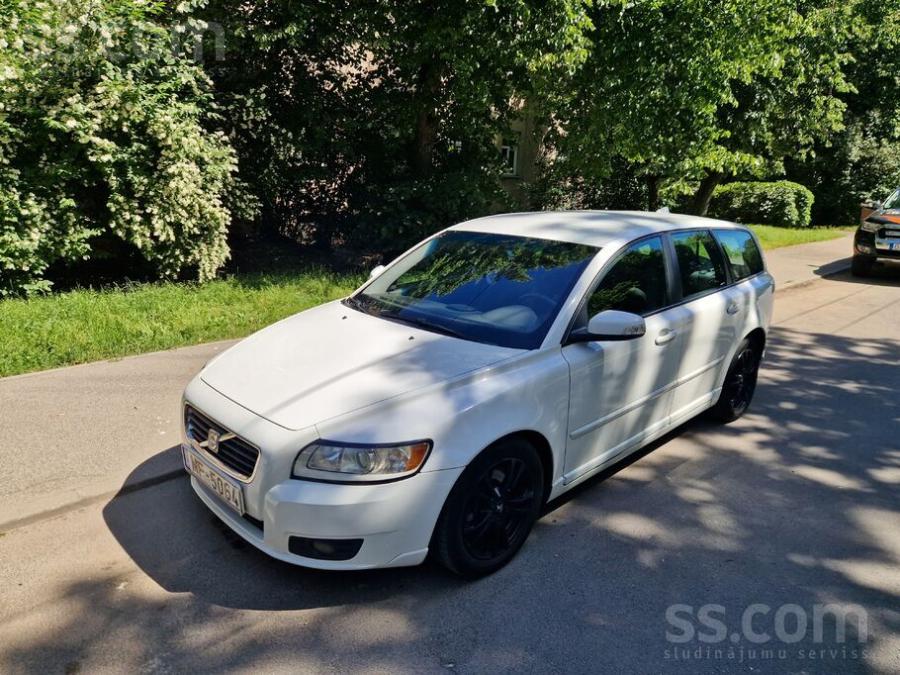 White Volvo V50 2008 in Riga, with an engine capacity of 2.00 L and mileage of 286 thousand km for 3500 €, photo 3 on AUTOMOTO.COM.LV