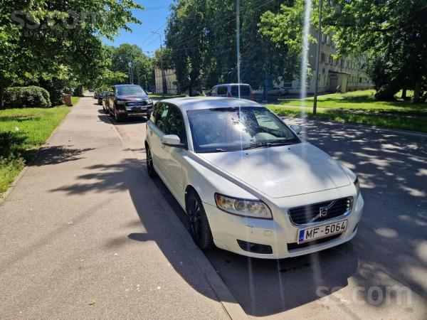 Белый Вольво В50 2008 в Рига, объемом двигателя 2.00 л и пробегом 286 тыс. км за 3500 €, фото 3 на AUTOMOTO.COM.LV