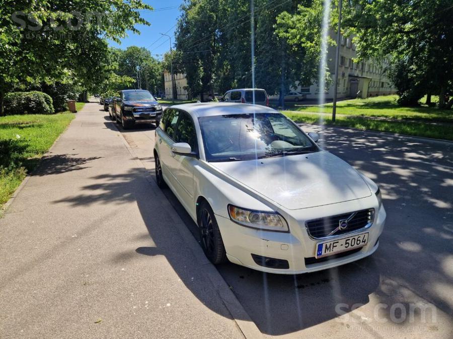 White Volvo V50 2008 in Riga, with an engine capacity of 2.00 L and mileage of 286 thousand km for 3500 €, photo 4 on AUTOMOTO.COM.LV