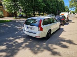White Volvo V50 2008 in Riga, with an engine capacity of 2.00 L and mileage of 286 thousand km for 3500 €, photo 6 on AUTOMOTO.COM.LV