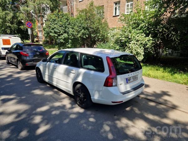 Белый Вольво В50 2008 в Рига, объемом двигателя 2.00 л и пробегом 286 тыс. км за 3500 €, фото 6 на AUTOMOTO.COM.LV