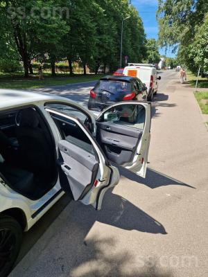White Volvo V50 2008 in Riga, with an engine capacity of 2.00 L and mileage of 286 thousand km for 3500 €, photo 8 on AUTOMOTO.COM.LV