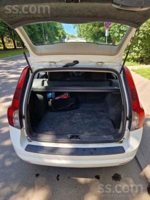 White Volvo V50 2008 in Riga, with an engine capacity of 2.00 L and mileage of 286 thousand km for 3500 €, photo 10 on AUTOMOTO.COM.LV