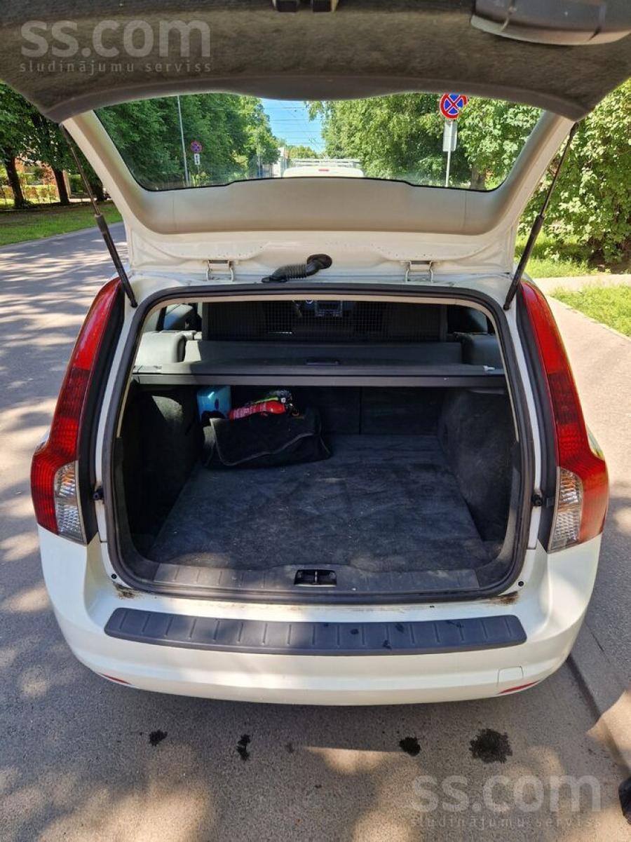White Volvo V50 2008 in Riga, with an engine capacity of 2.00 L and mileage of 286 thousand km for 3500 €, photo 10 on AUTOMOTO.COM.LV