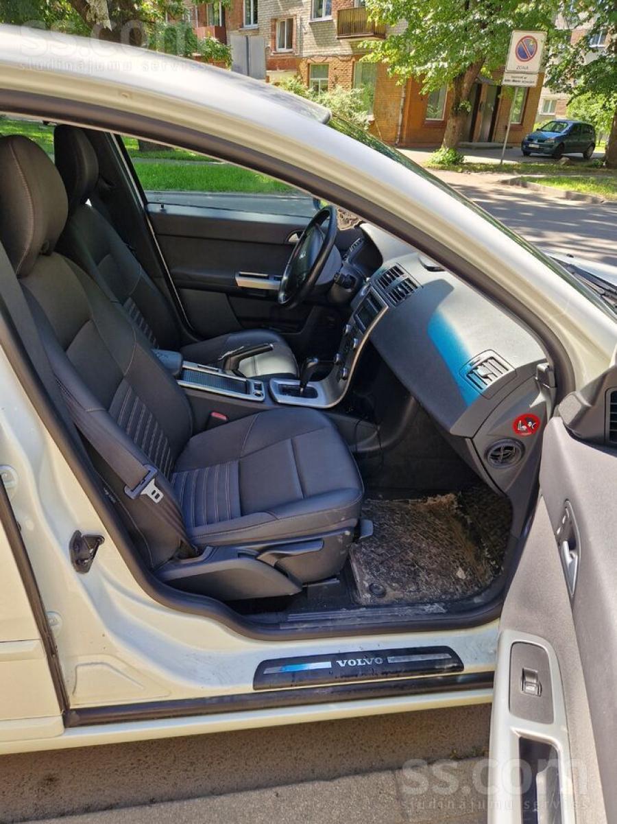 White Volvo V50 2008 in Riga, with an engine capacity of 2.00 L and mileage of 286 thousand km for 3500 €, photo 11 on AUTOMOTO.COM.LV