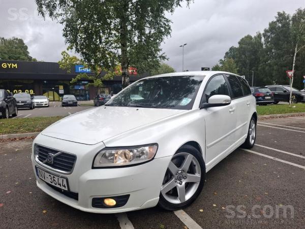 Volvo V50 2008 Rīga vietnē Balts Volvo V50 2008 Rīga, ar dzinēja tilpumu 2.00 L un nobraukumu 451 tūkst. km par 1570 €, foto 1 vietnē AUTOMOTO.COM.LV