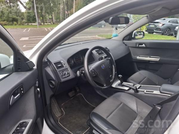 Volvo V50 2008 Rīga vietnē Balts Volvo V50 2008 Rīga, ar dzinēja tilpumu 2.00 L un nobraukumu 451 tūkst. km par 1570 €, foto 6 vietnē AUTOMOTO.COM.LV