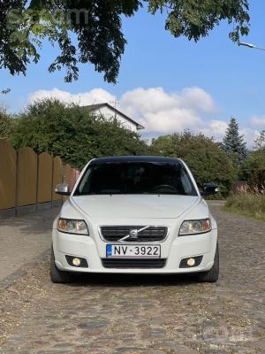 Balts Volvo V50 2008 Jelgava, ar dzinēja tilpumu 2.40 L un nobraukumu 300 tūkst. km par 3000 €, foto 3 vietnē AUTOMOTO.COM.LV