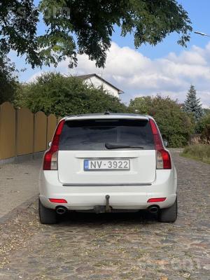 Balts Volvo V50 2008 Jelgava, ar dzinēja tilpumu 2.40 L un nobraukumu 300 tūkst. km par 3000 €, foto 4 vietnē AUTOMOTO.COM.LV