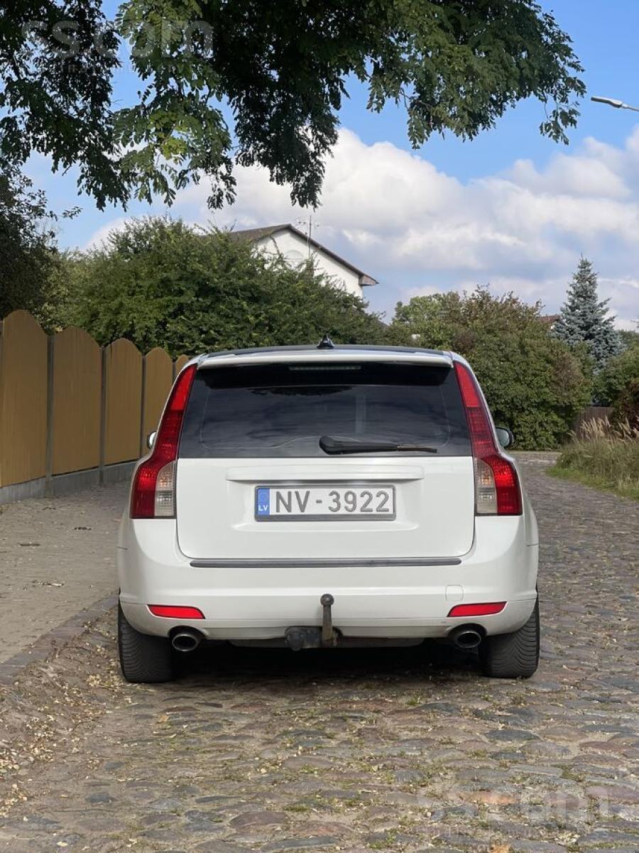 Balts Volvo V50 2008 Jelgava, ar dzinēja tilpumu 2.40 L un nobraukumu 300 tūkst. km par 3000 €, foto 4 vietnē AUTOMOTO.COM.LV