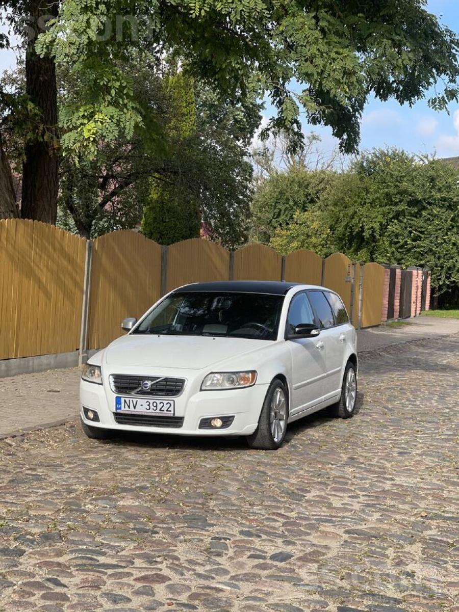 Balts Volvo V50 2008 Jelgava, ar dzinēja tilpumu 2.40 L un nobraukumu 300 tūkst. km par 3000 €, foto 5 vietnē AUTOMOTO.COM.LV