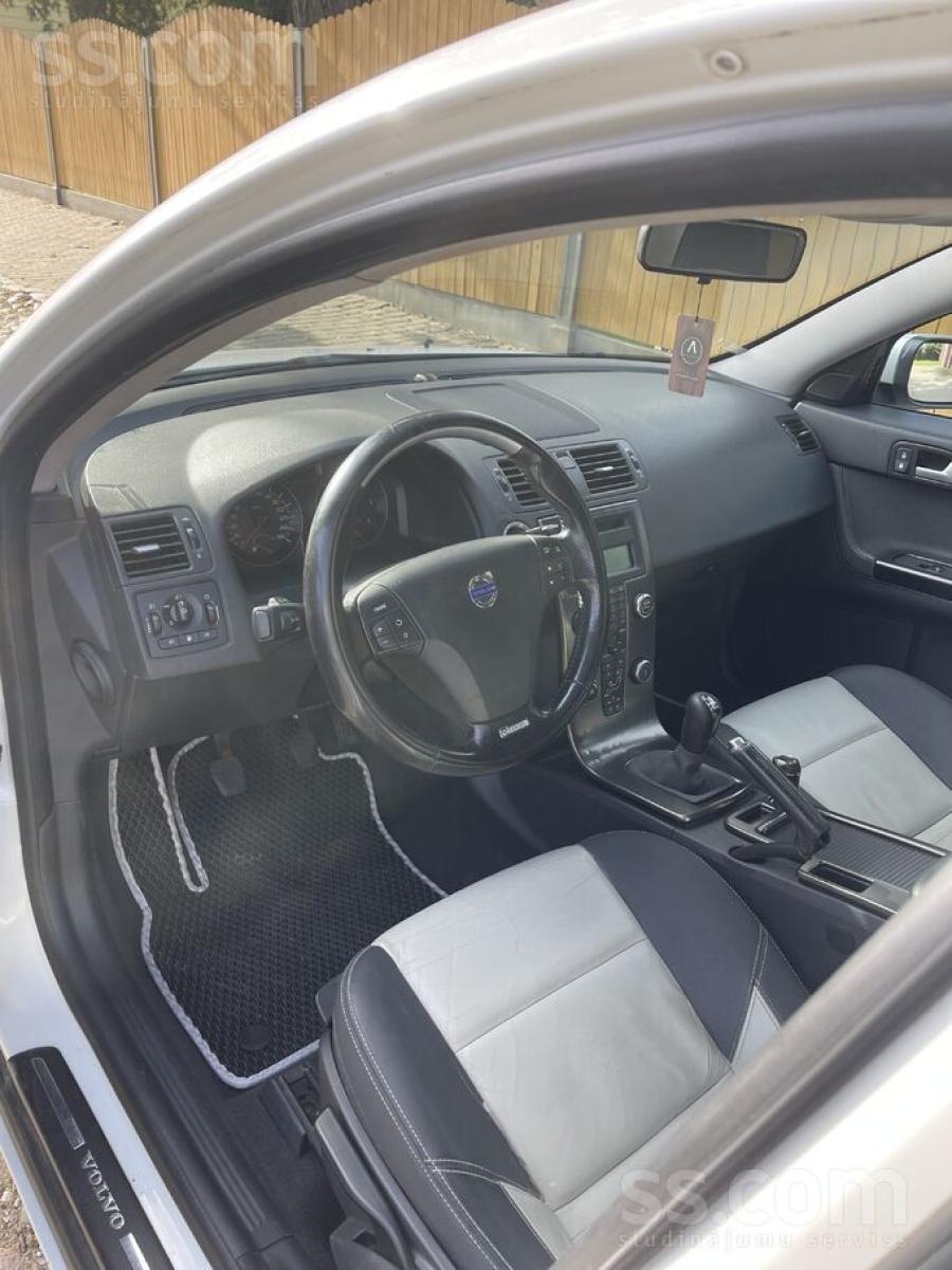 Balts Volvo V50 2008 Jelgava, ar dzinēja tilpumu 2.40 L un nobraukumu 300 tūkst. km par 3000 €, foto 10 vietnē AUTOMOTO.COM.LV