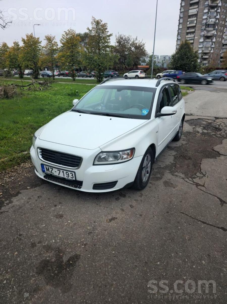 White Volvo V50 2008 in Riga, with an engine capacity of 1.60 L and mileage of 347 thousand km for 2600 €, photo 4 on AUTOMOTO.COM.LV