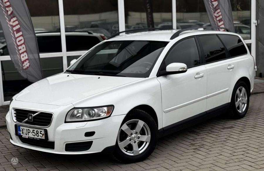 White Volvo V50 2009 in Radviliskis, with an engine capacity of 1.60 L and mileage of 348 thousand km for 2995 €, photo 1 on AUTOMOTO.COM.LV