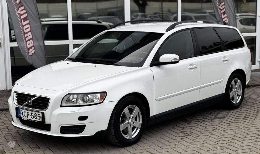 White Volvo V50 2009 in Radviliskis, with an engine capacity of 1.60 L and mileage of 348 thousand km for 2995 €, photo 3 on AUTOMOTO.COM.LV