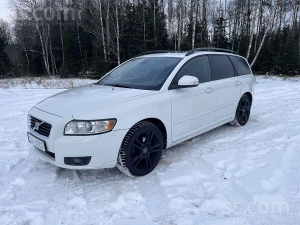 White Volvo V50 2009 in Cesis, with an engine capacity of 1.60 L and mileage of 0 thousand km for 3350 €, photo 2 on AUTOMOTO.COM.LV